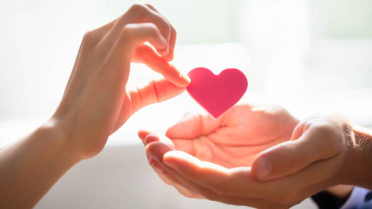 Dons : des Français plus généreux mais moins nombreux à donner