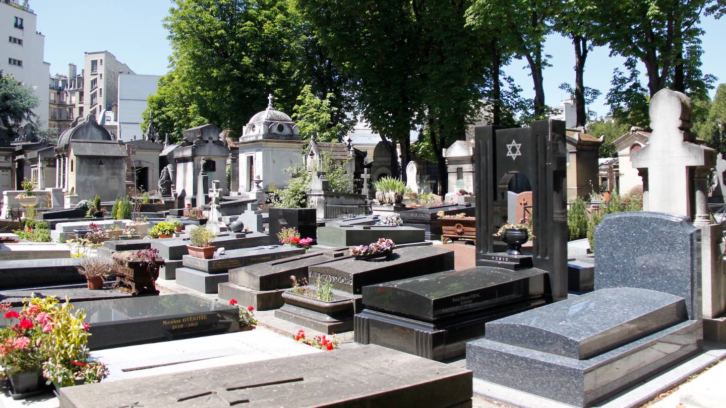 Immobilier : les biens situés près d'un cimetière sont-ils vraiment ...